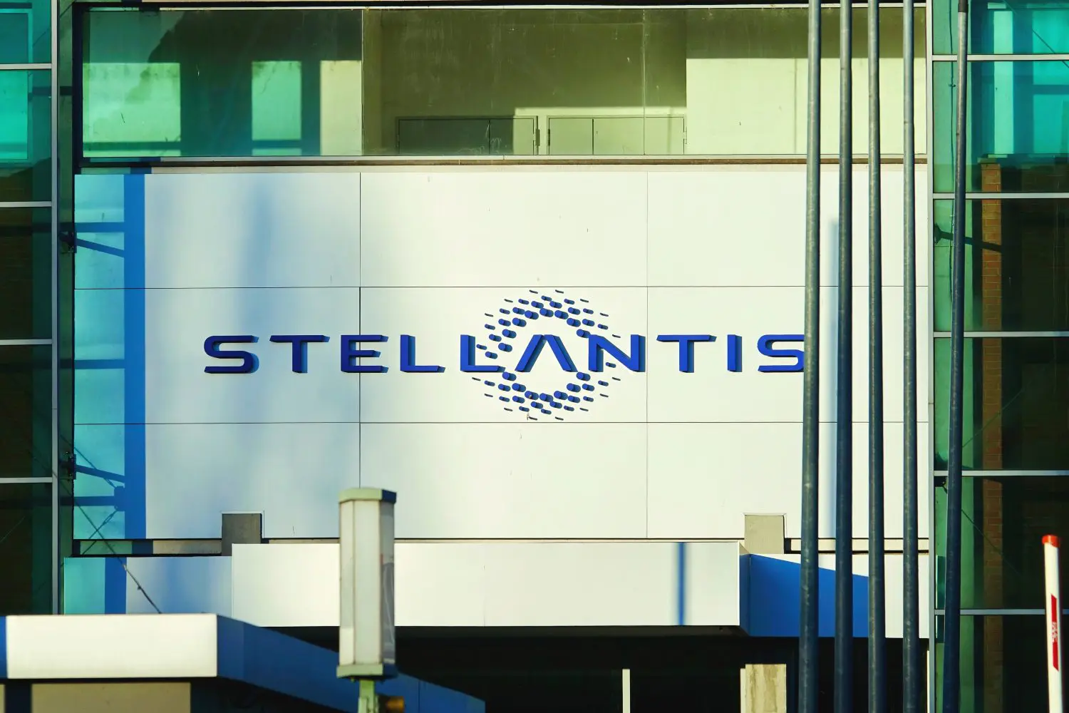 Stellantis mandates office return for U.S. headquarters employees ...