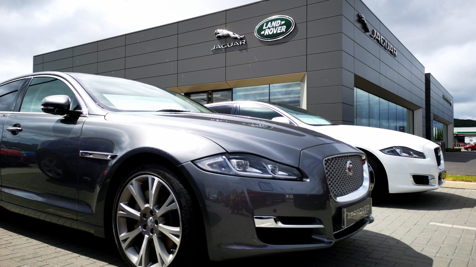 JLR reassesses profit goals amid U.S. tariff pressure