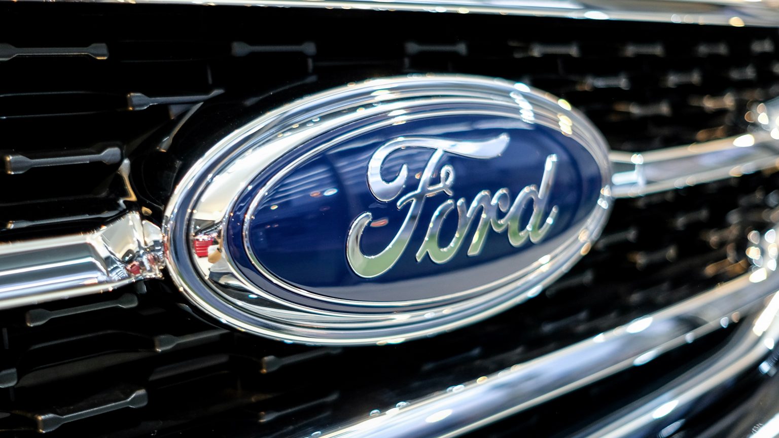 Ford keeps dividend high despite profit slide